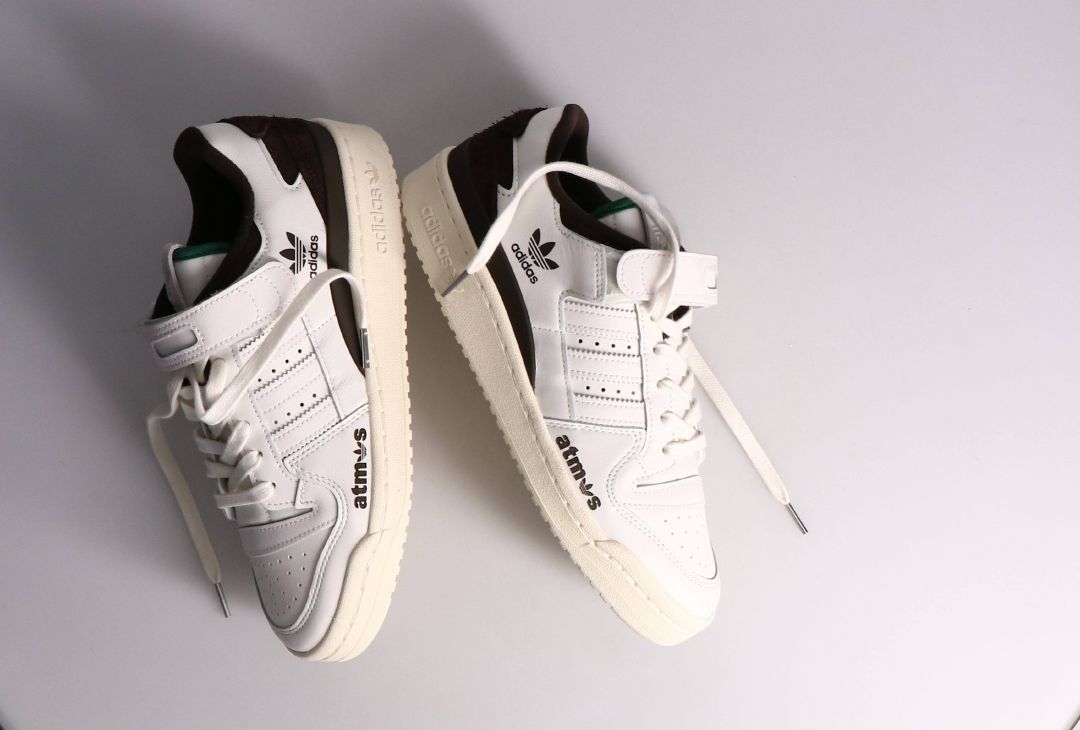 adidas Originalsのアイコンとatomsのロゴを並べたシューズ第三弾！ | warp